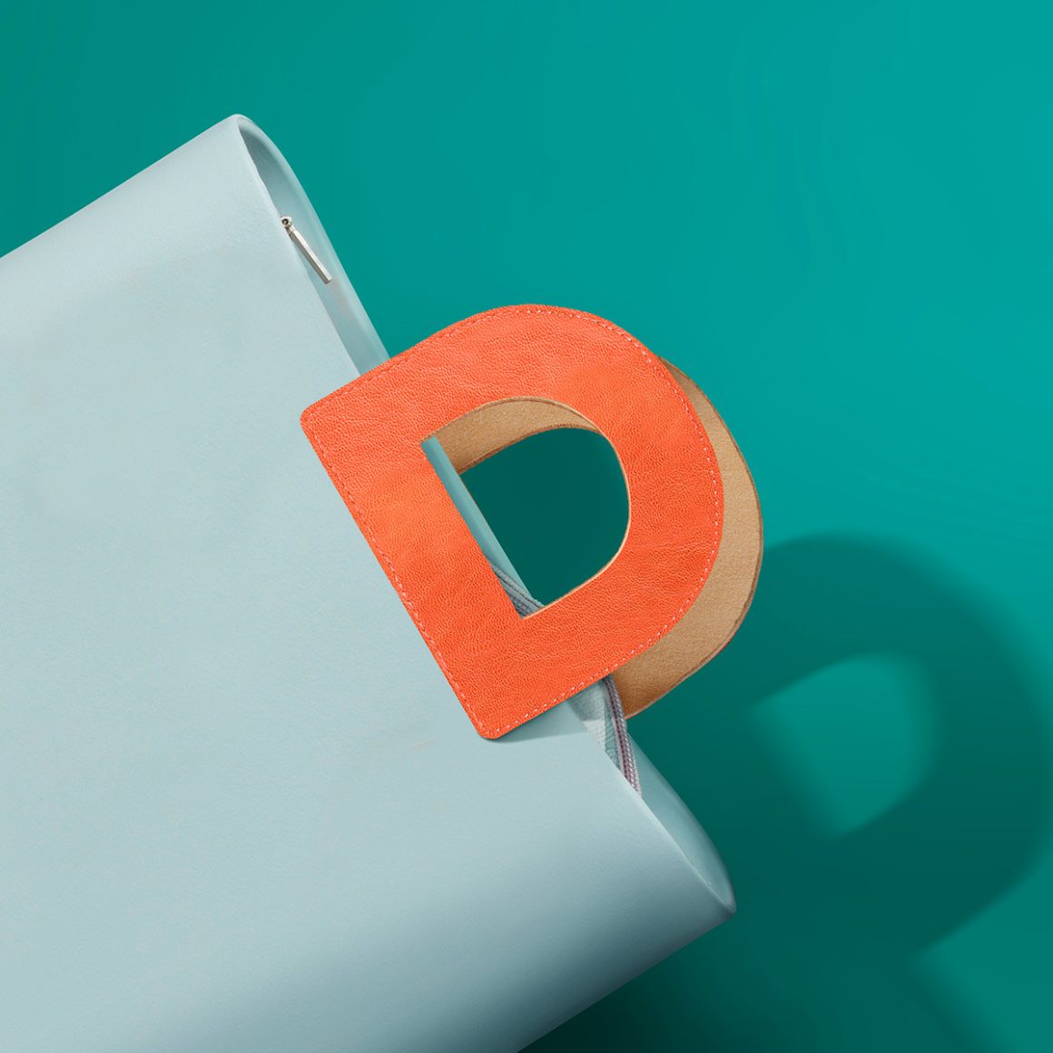 Cet artiste détourne des objets ordinaires pour créer un alphabet ...