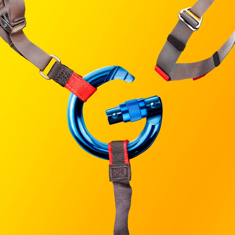 Cet artiste détourne des objets ordinaires pour créer un alphabet insolite