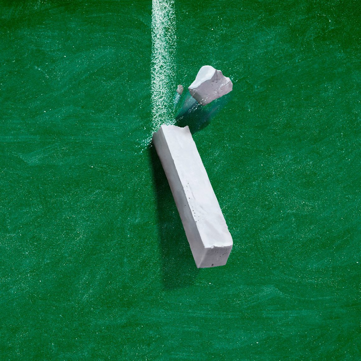 Cet artiste détourne des objets ordinaires pour créer un alphabet insolite