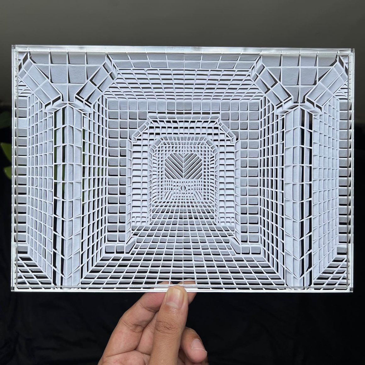 Il crée des illusions d'optique fascinantes en découpant une seule ...