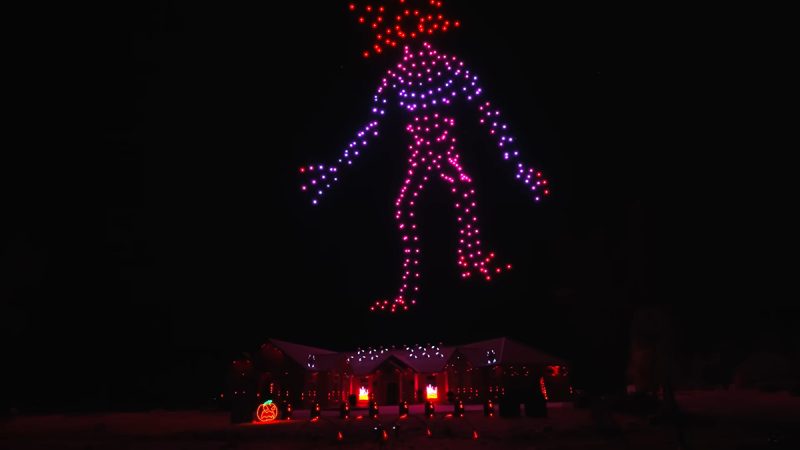 Il crée un show "Stranger Things" de 120 mètres de haut avec des drones ...