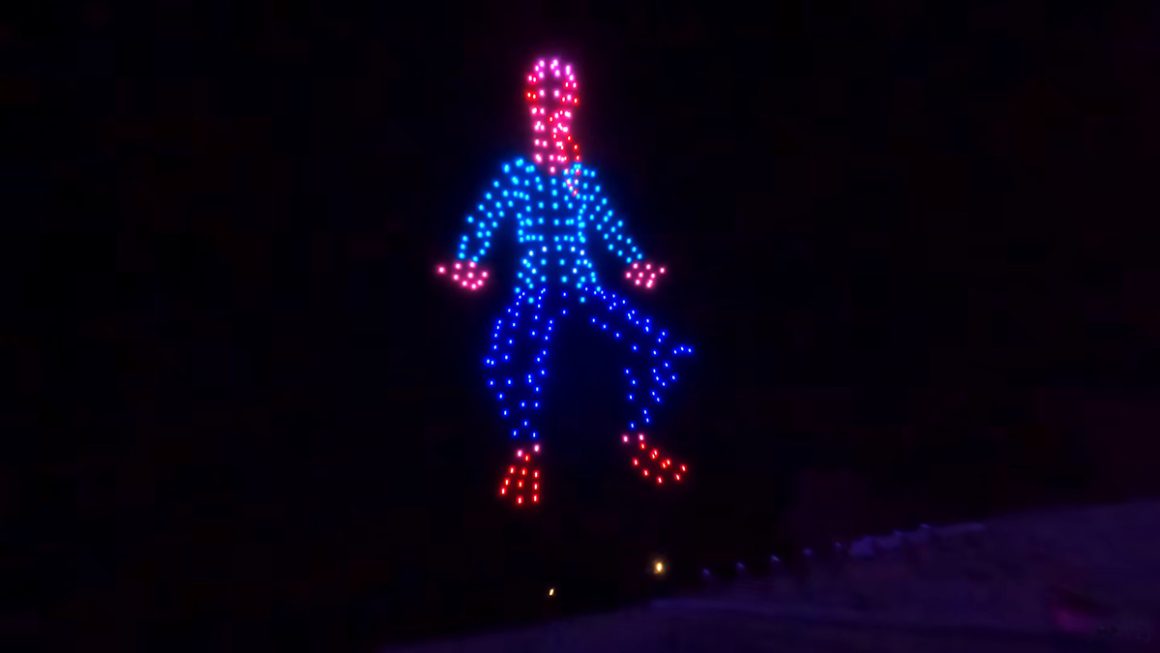Il crée un show "Stranger Things" de 120 mètres de haut avec des drones ...