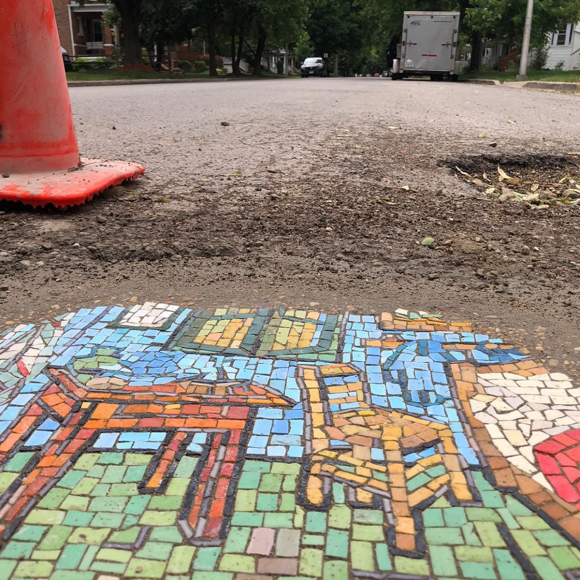 Il reproduit des tableaux célèbres en mosaïque pour combler les nids-de ...