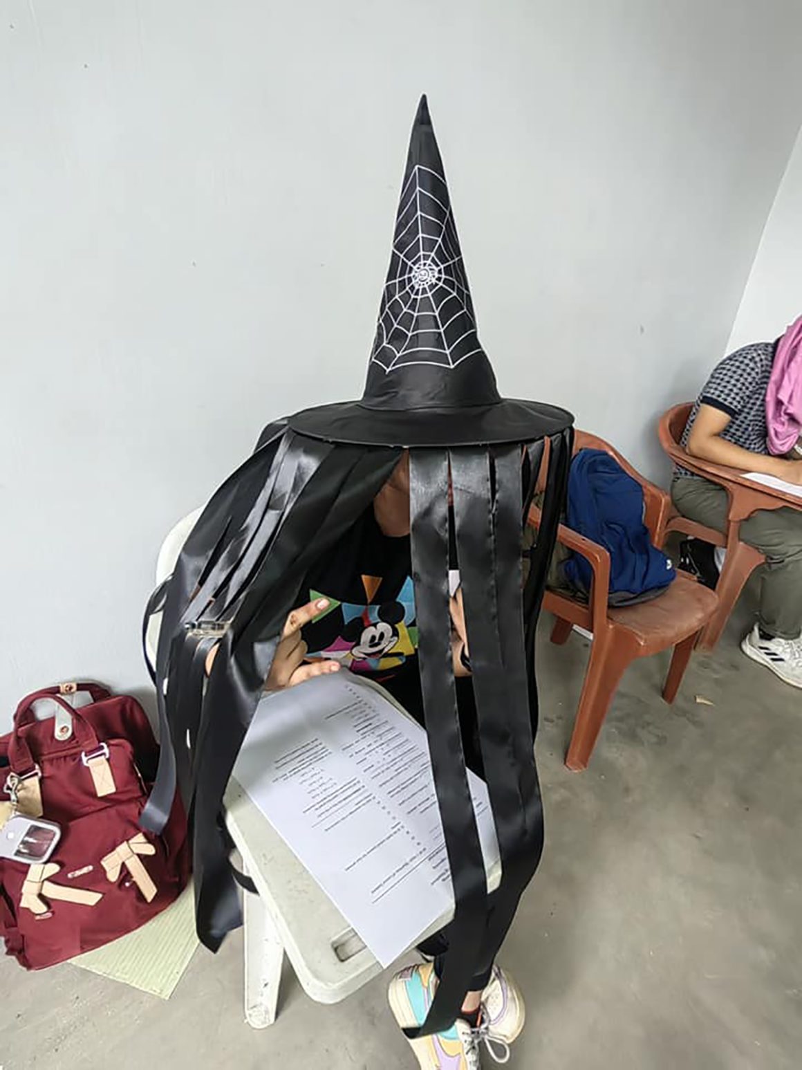 Cette prof demande à ses élèves de créer des chapeaux anti-triche pour ...