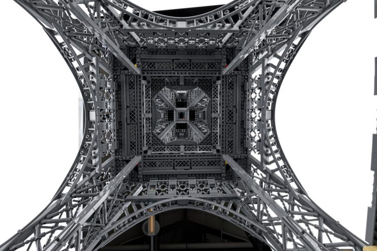 LEGO commercialise une réplique de la Tour Eiffel haute de 1,49 mètre