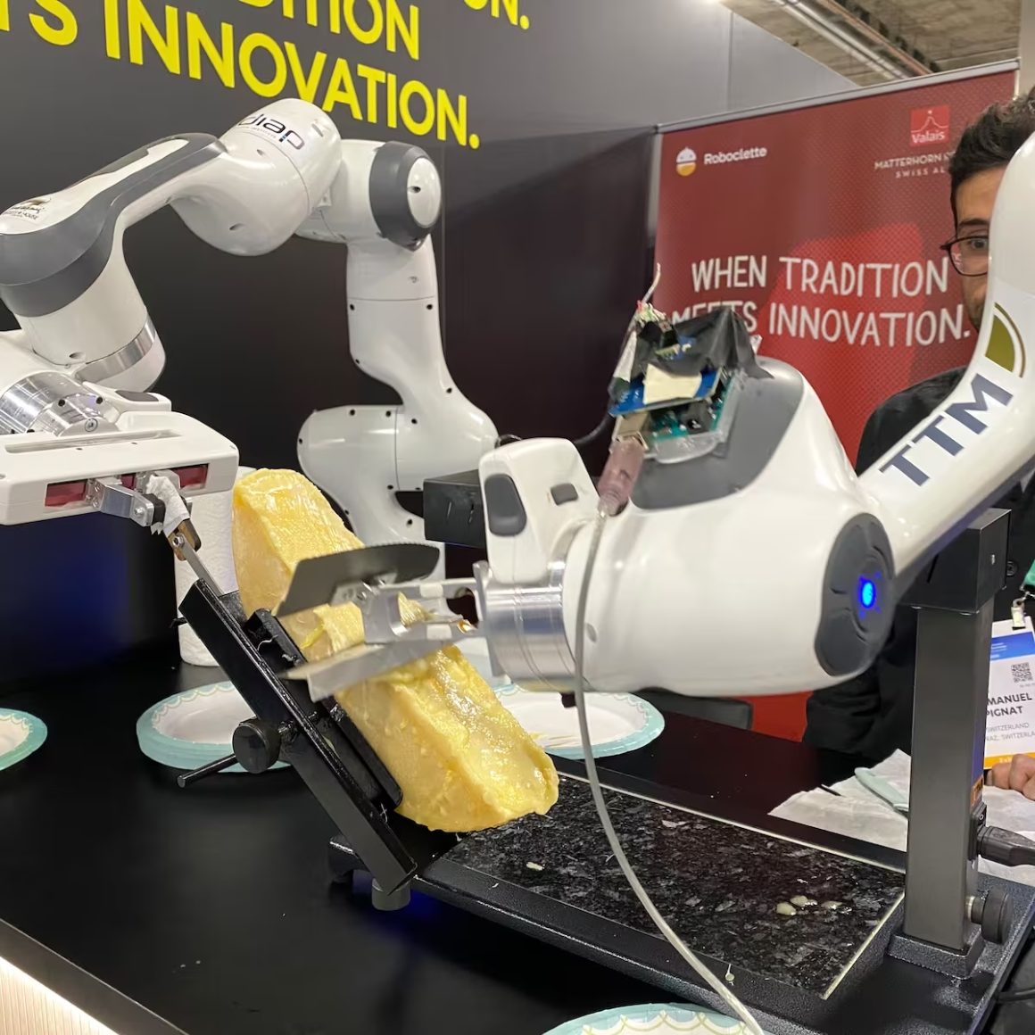 Roboclette : des Suisses développent un robot intelligent qui sert la ...