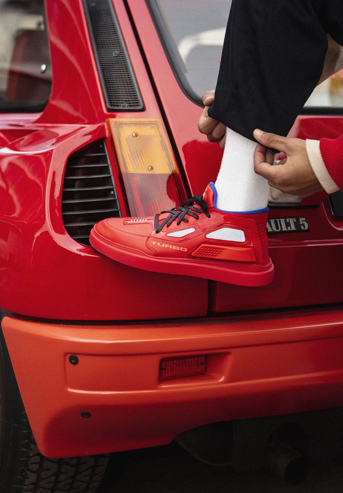 Renault dévoile 5 paires de sneakers collectors inspirées de la R5 ...
