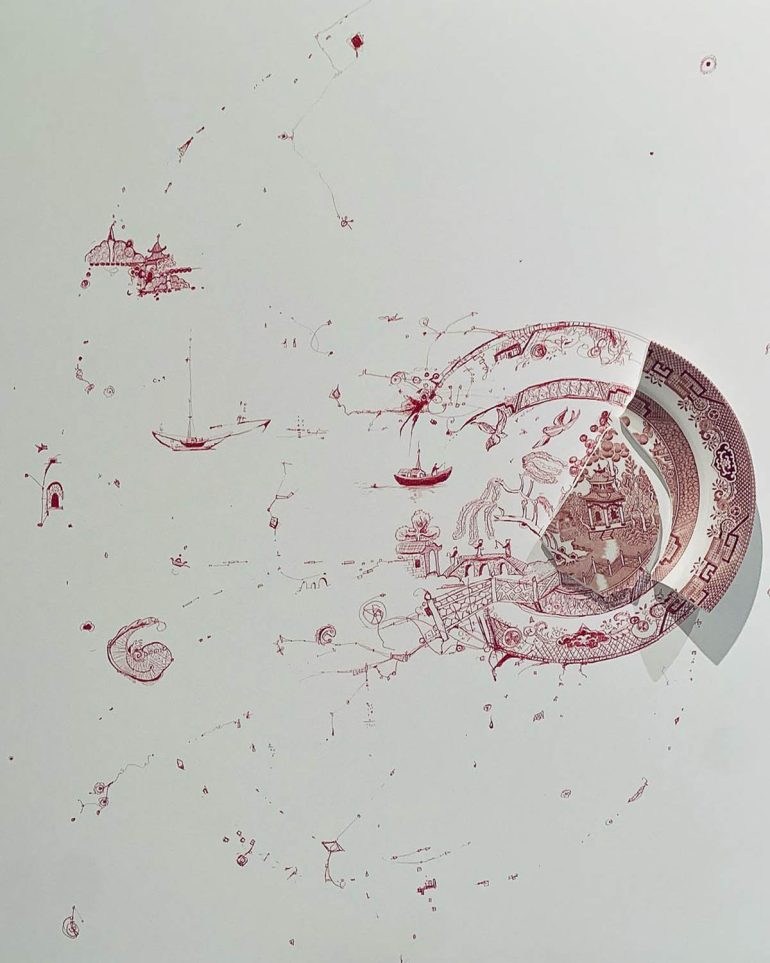 Cet artiste prolonge les illustrations des assiettes céramiques cassées
