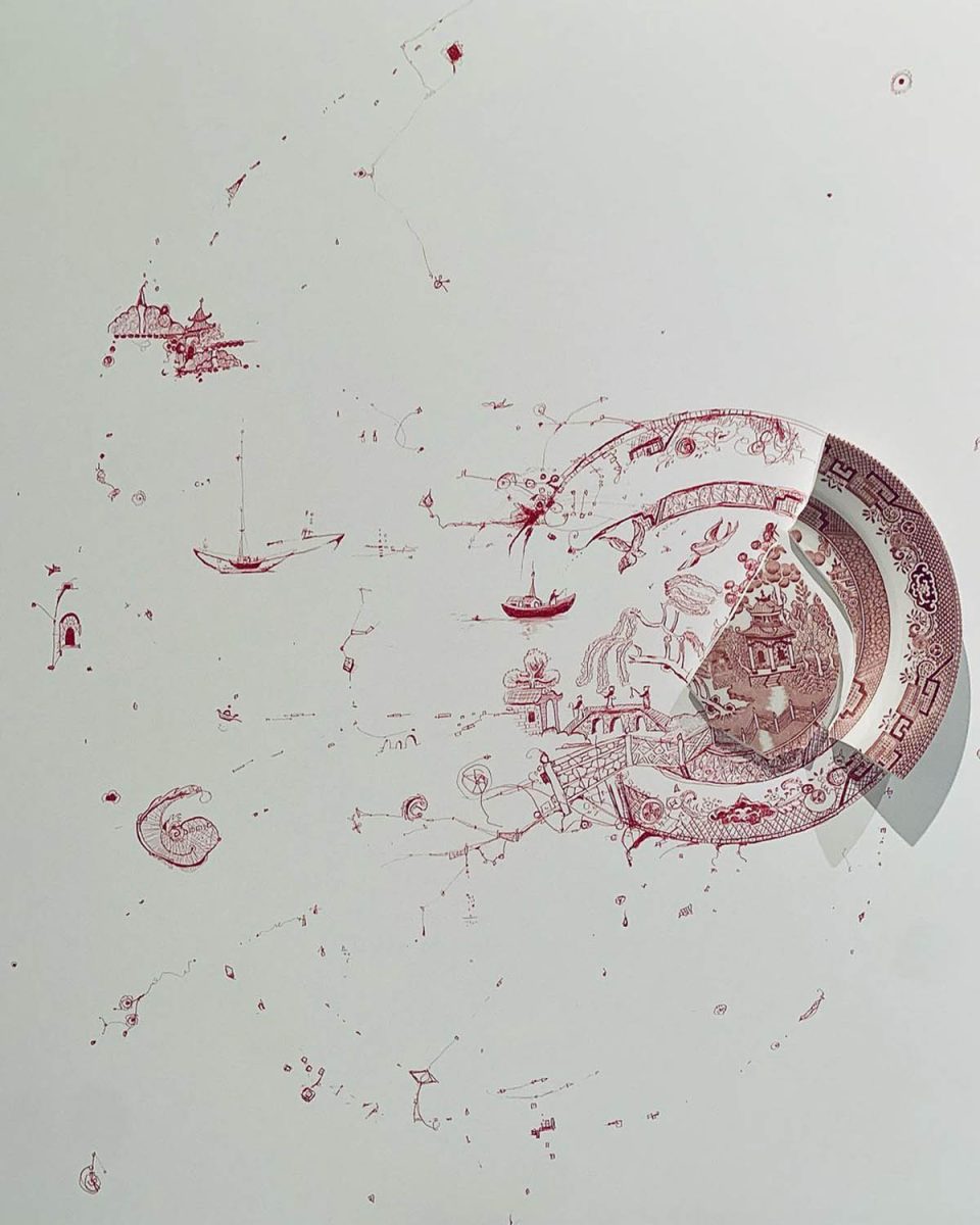 Cet artiste prolonge les illustrations des assiettes céramiques cassées