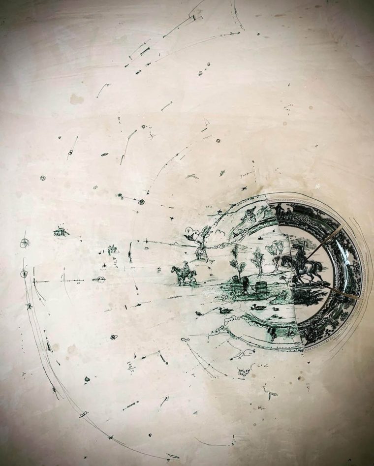 Cet artiste prolonge les illustrations des assiettes céramiques cassées