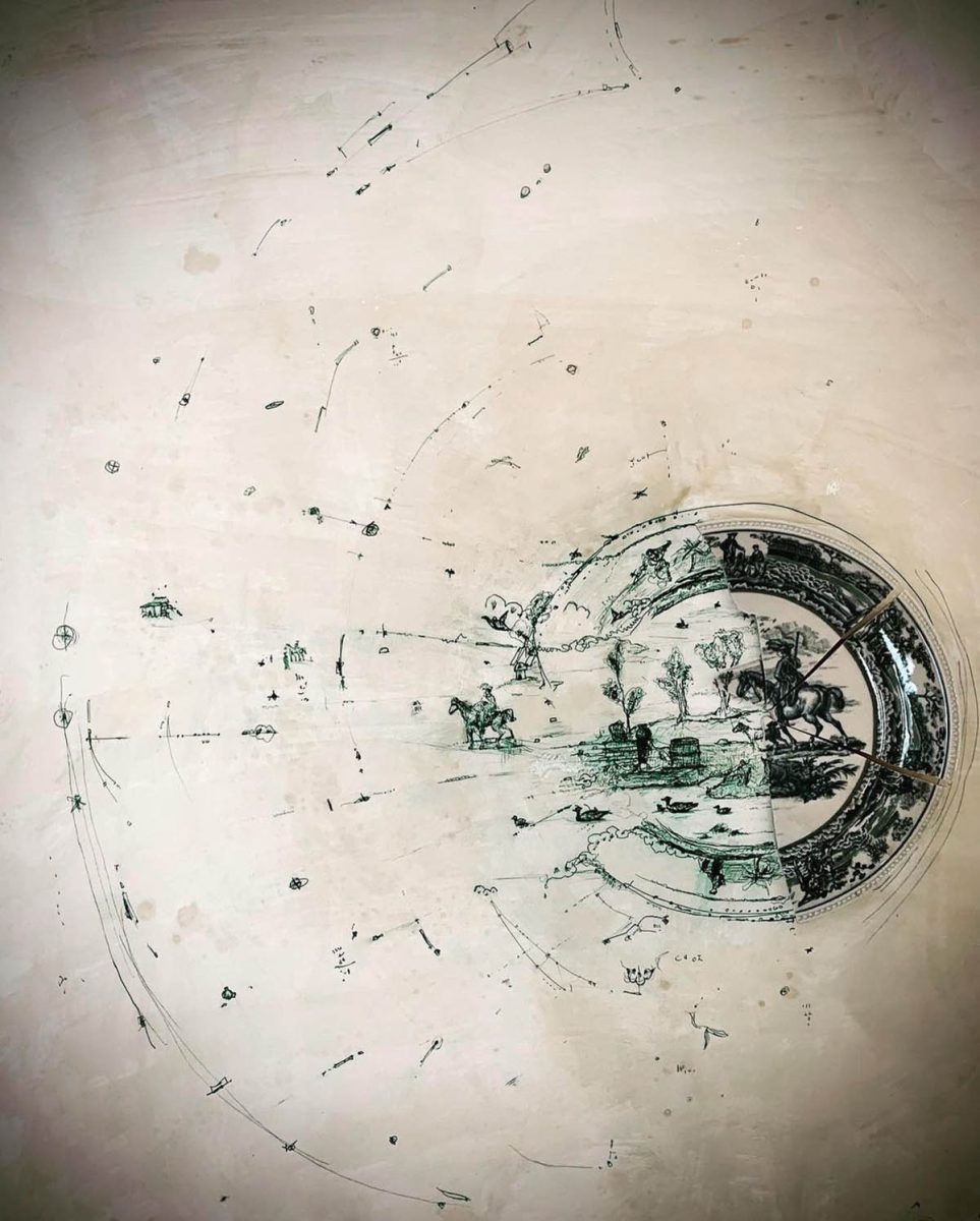 Cet artiste prolonge les illustrations des assiettes céramiques cassées