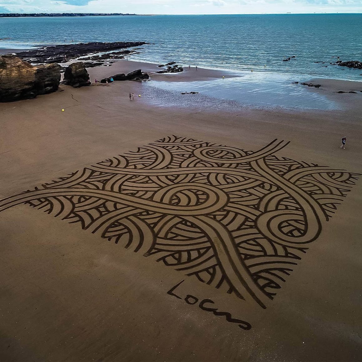 Les magnifiques (et immenses) dessins sur sable de l'artiste français Jben