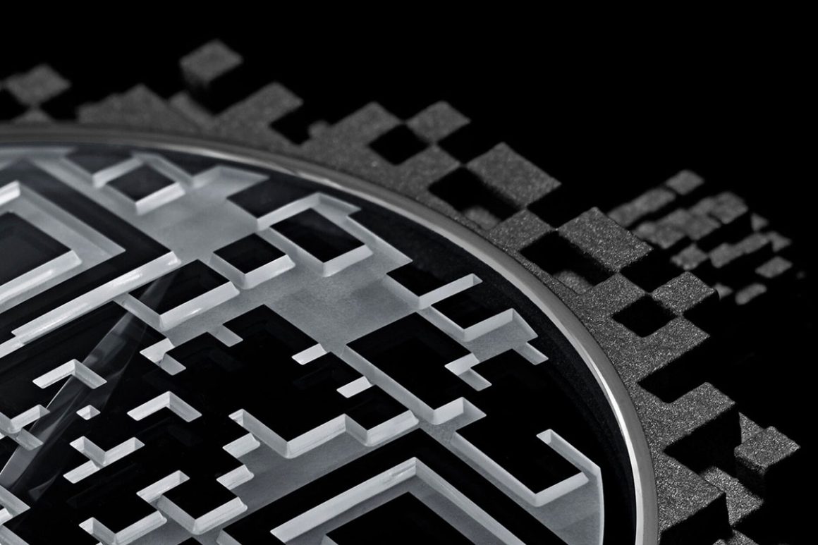 Cette montre entièrement pixelisée possède un QR Code unique gravé sur ...