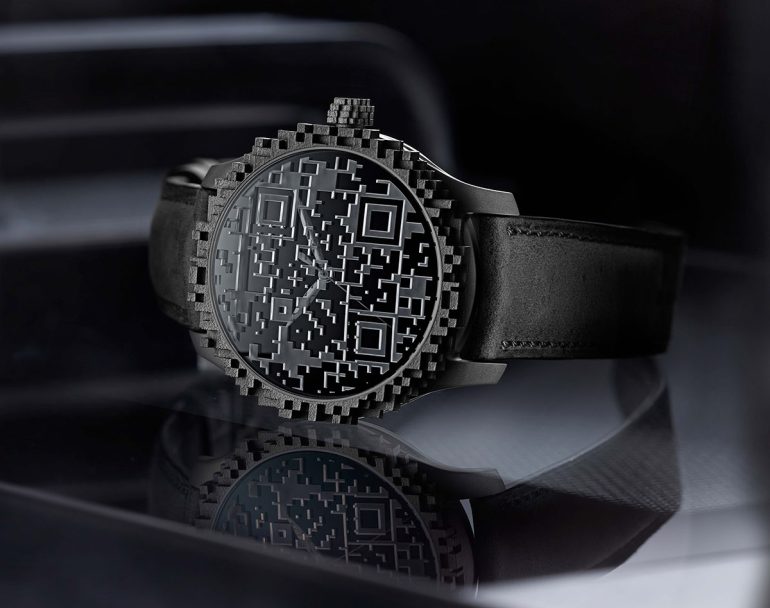 Cette montre entièrement pixelisée possède un QR Code unique gravé sur ...