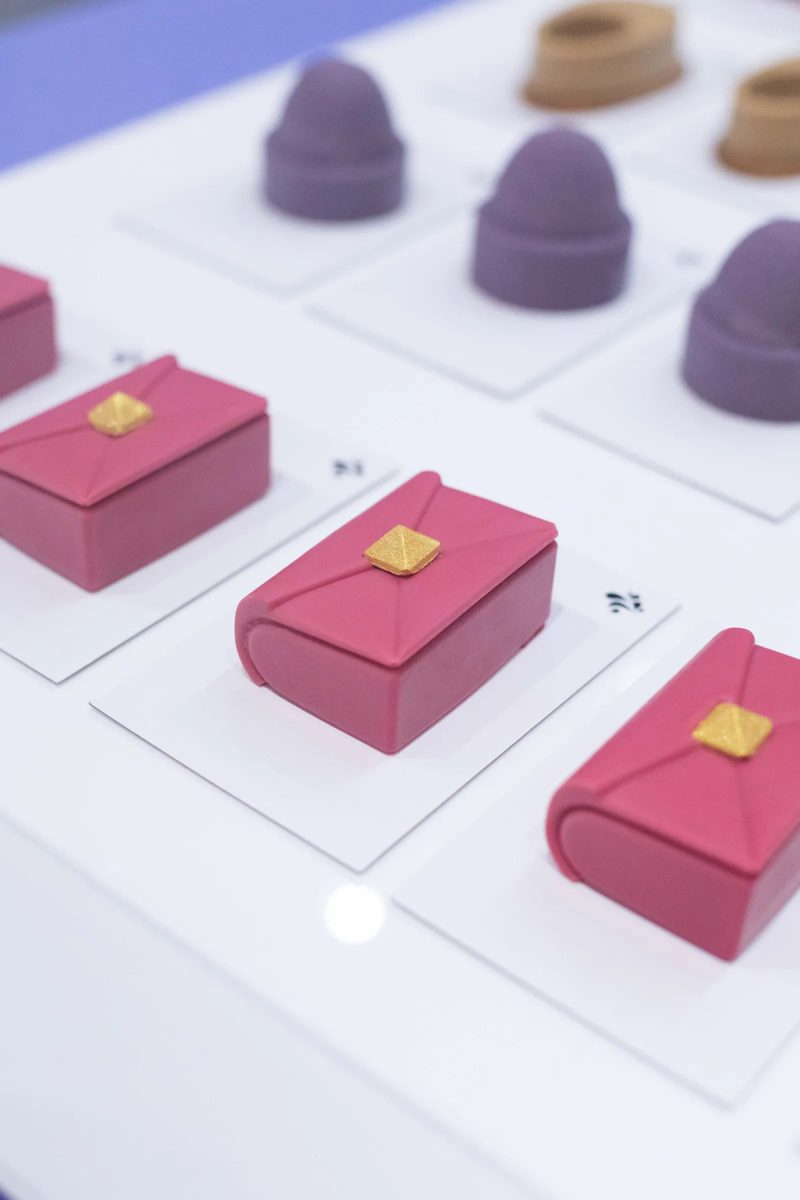 Ce chef pâtissier revisite des pièces de mode iconiques... en desserts ...