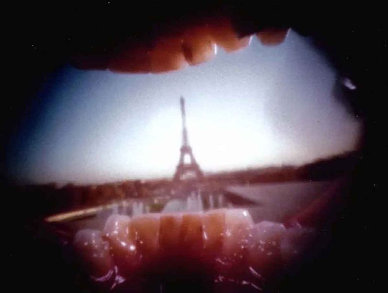 Ce photographe immortalise son quotidien… depuis sa bouche