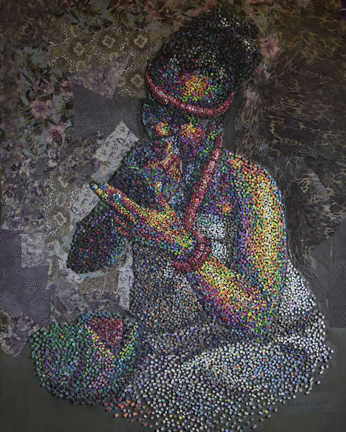 Ce nigérian recycle les tongs pour créer des portraits mosaïques fascinants