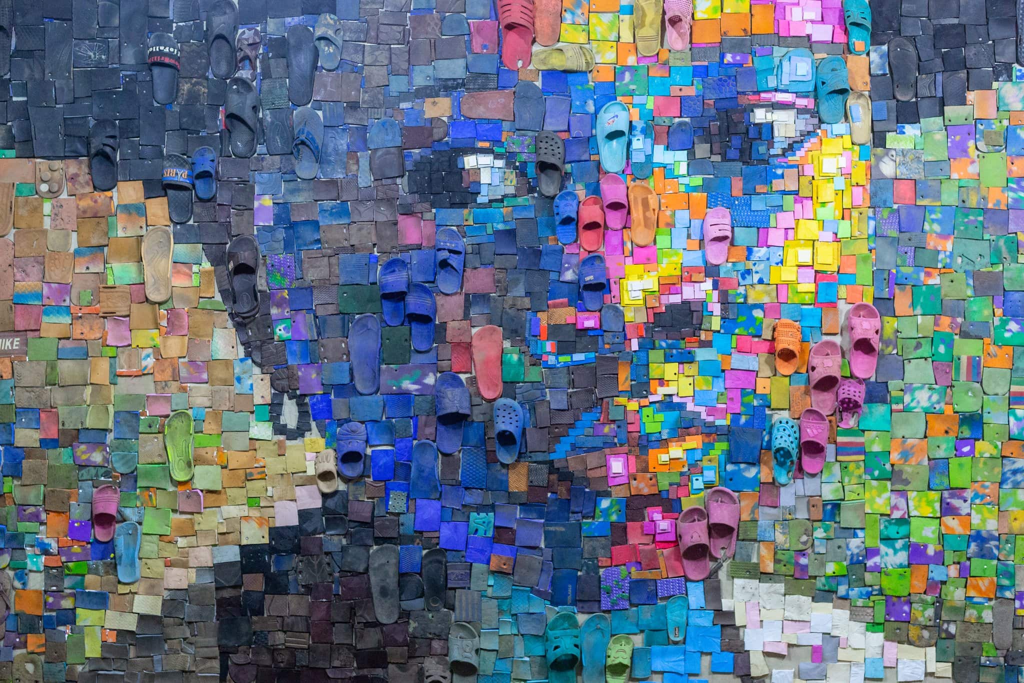 Ce nigérian recycle les tongs pour créer des portraits mosaïques ...