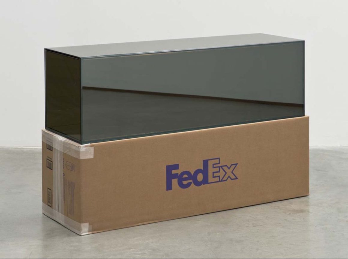 Cet artiste envoie des pièces en verre avec FedEx… et expose le résultat