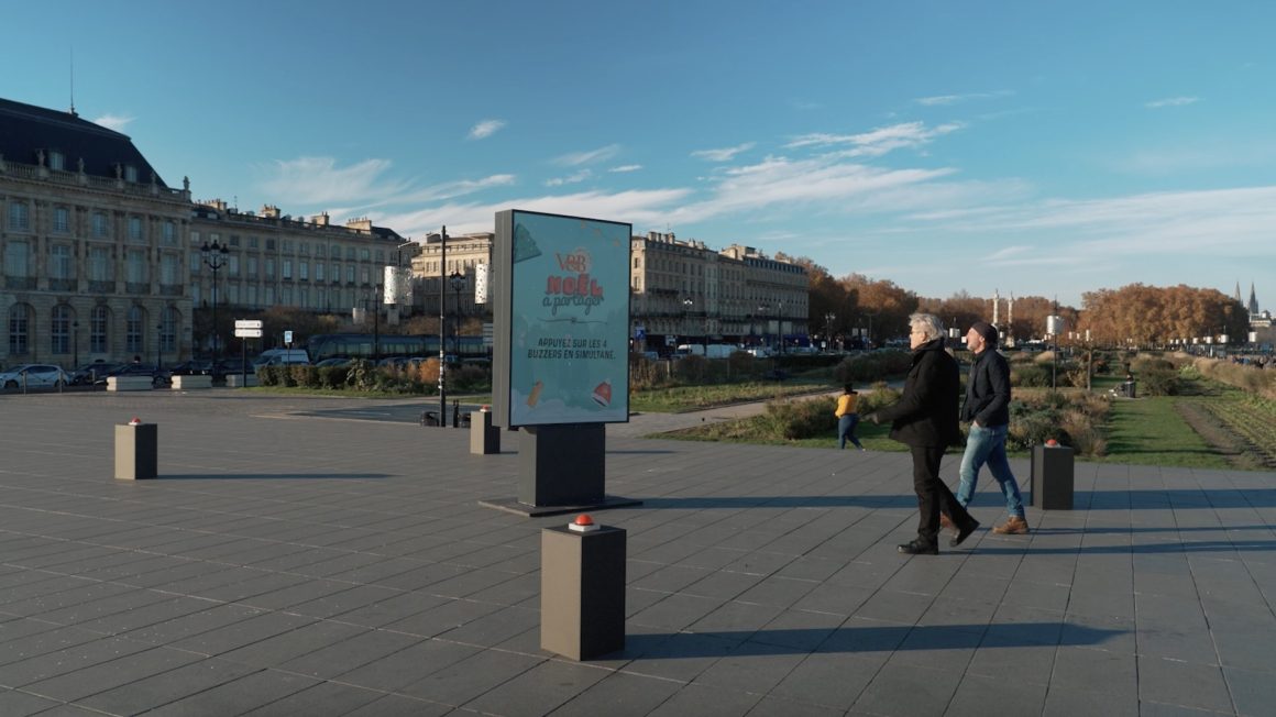 Pour Noël, V and B crée un panneau de pub qui se transforme en table de ...