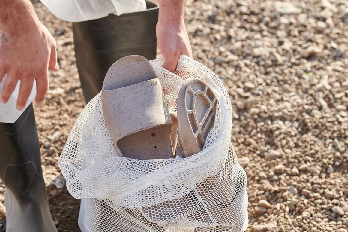 Ces claquettes biosourcées se transforment en terre une fois usées
