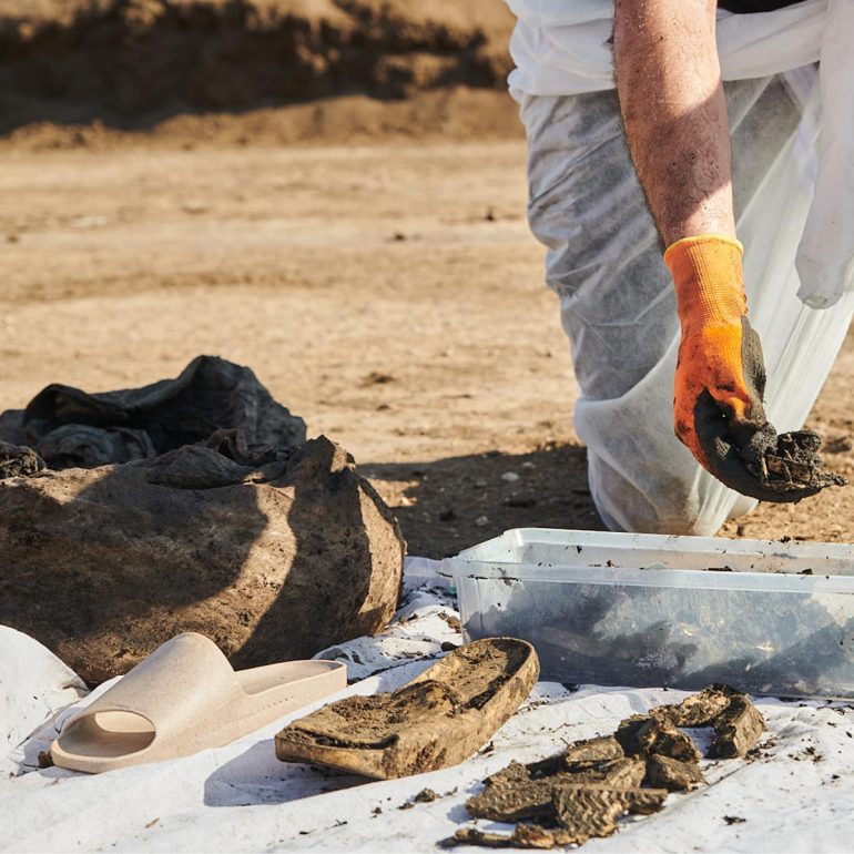 Ces claquettes biosourcées se transforment en terre une fois usées