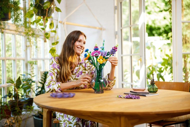 LEGO dévoile 2 sets de fleurs sauvages pour décorer votre intérieur ...