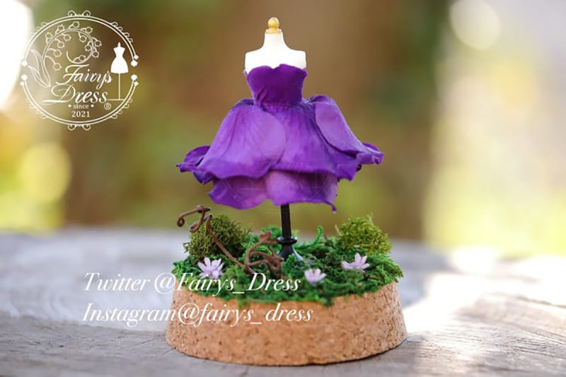 Cette créative confectionne d’adorables mini robes avec des pétales de fleurs