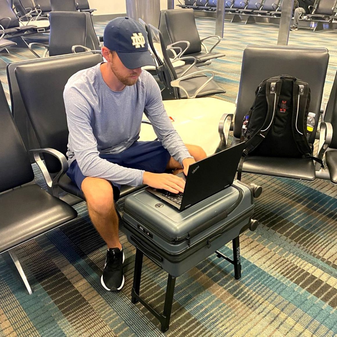 Conçue pour les voyages d’affaires, cette valise se transforme en table ...