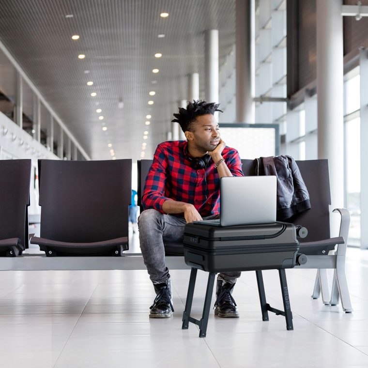 Conçue pour les voyages d’affaires, cette valise se transforme en table ...