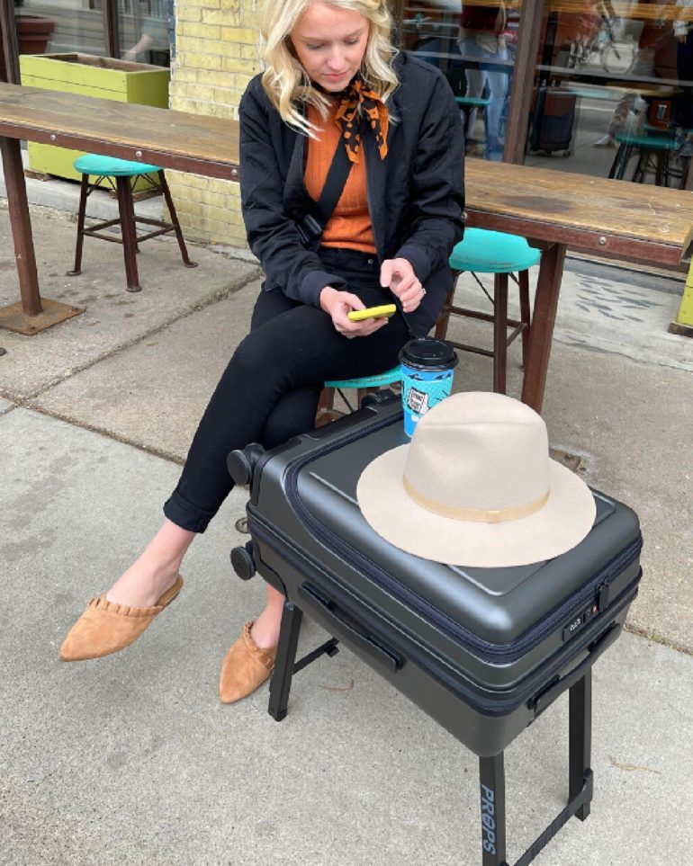 Conçue pour les voyages d’affaires, cette valise se transforme en table ...