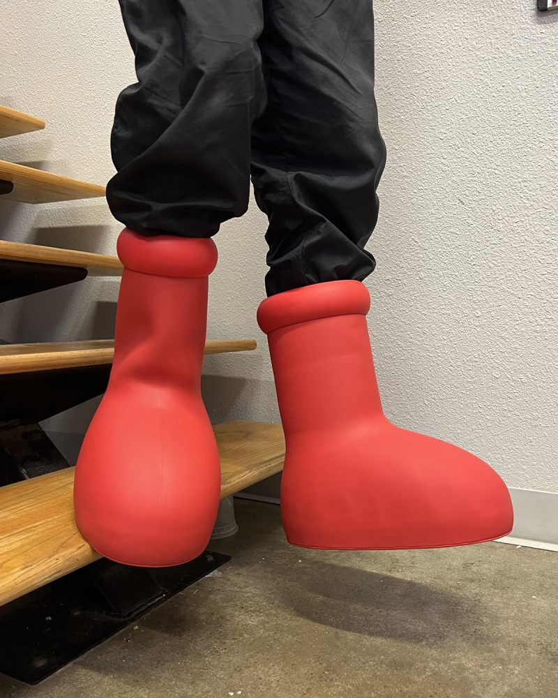 Une paire de bottes rouges montantes inspirée d’Astro Boy affole Internet