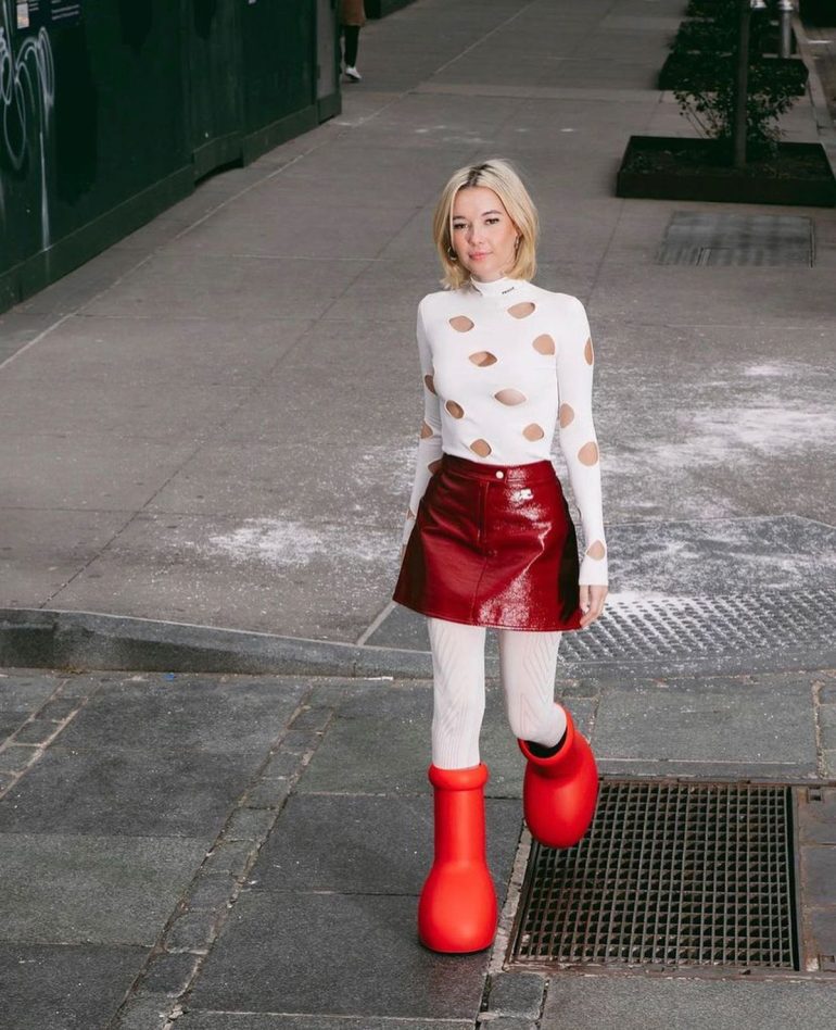 Une paire de bottes rouges montantes inspirée d’Astro Boy affole Internet