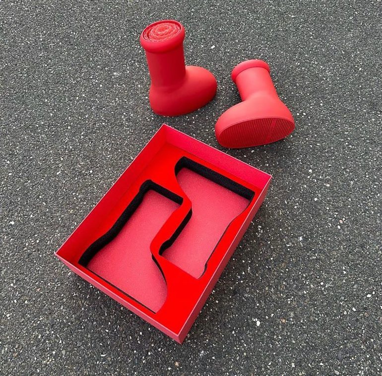 Une paire de bottes rouges montantes inspirée d’Astro Boy affole Internet