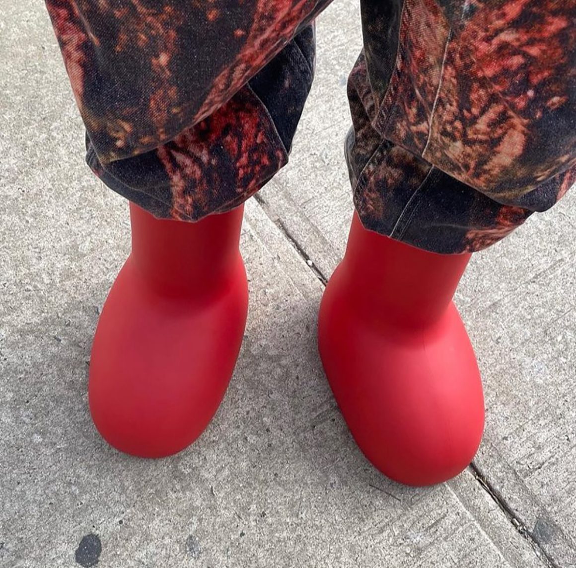 Une paire de bottes rouges montantes inspirée d’Astro Boy affole Internet