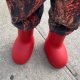 Une paire de bottes rouges montantes inspirée d’Astro Boy affole Internet