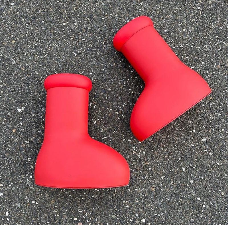 Une paire de bottes rouges montantes inspirée d’Astro Boy affole Internet