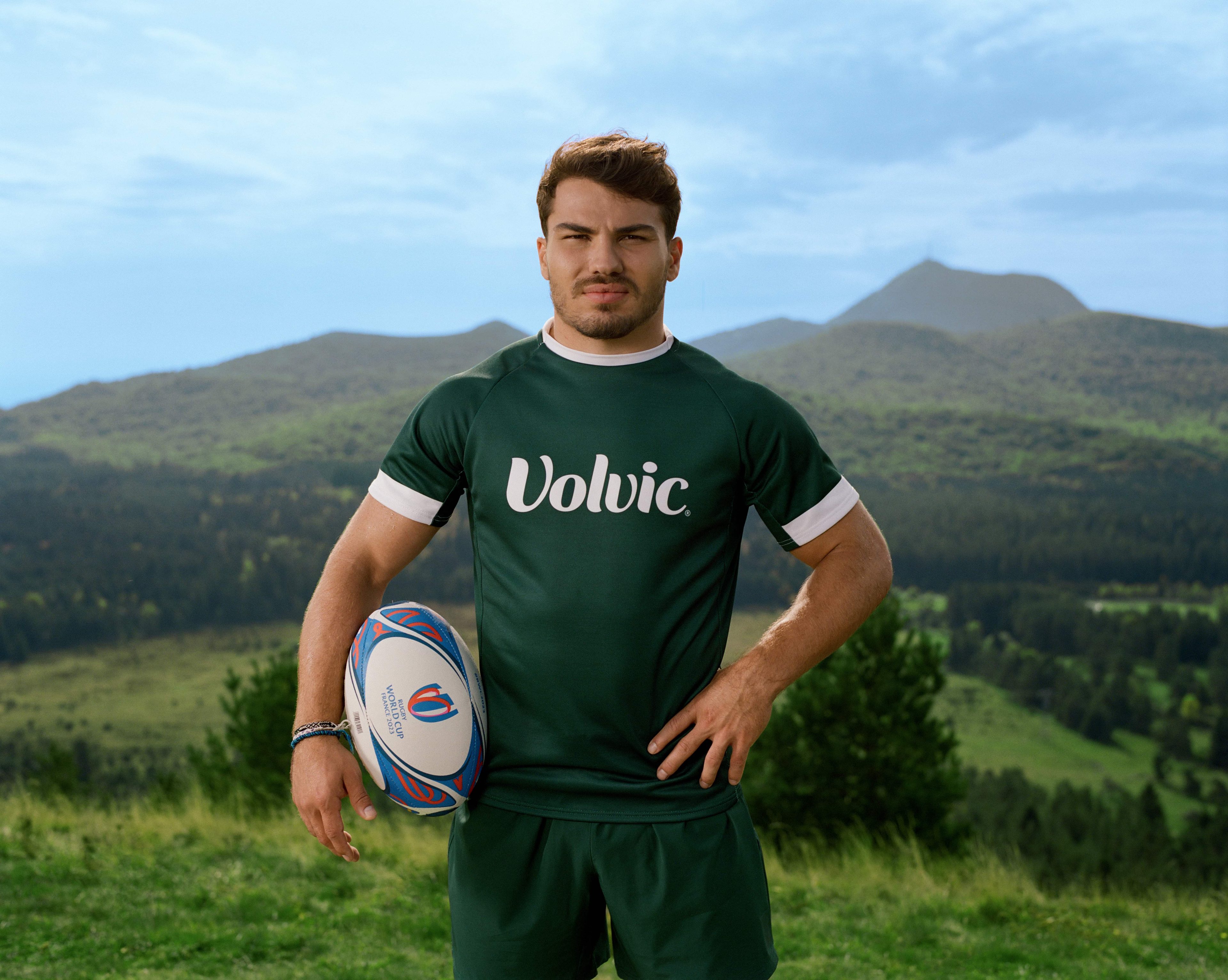 Volvic crée un terrain de rugby éphémère au sommet d'un volcan