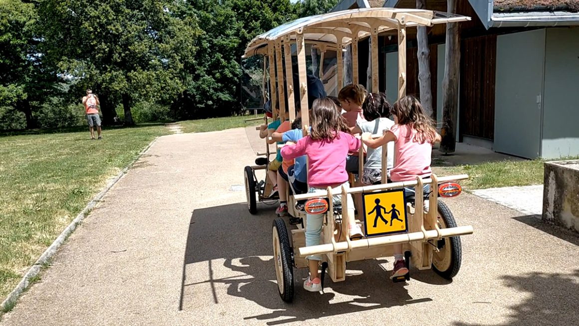 Woodybus : le minibus en bois qui fait pédaler les enfants pour aller à ...