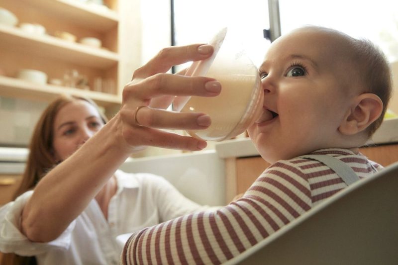 Un biberon design en forme de sein pour imiter l’allaitement maternel