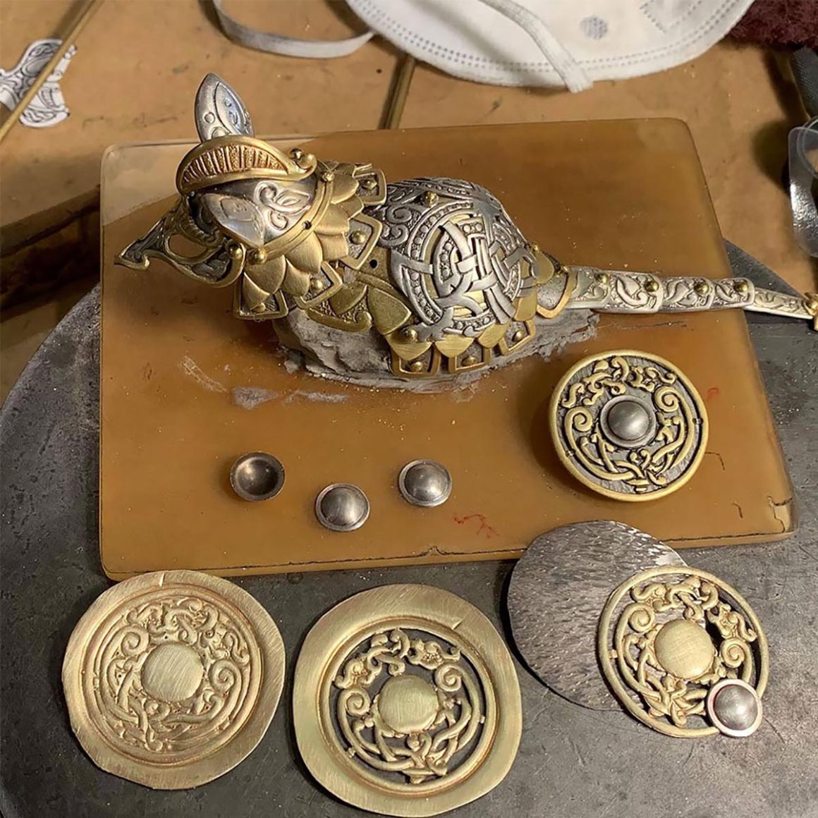 Le sculpteur Jeff De Boer crée d’adorables armures médiévales… pour les souris