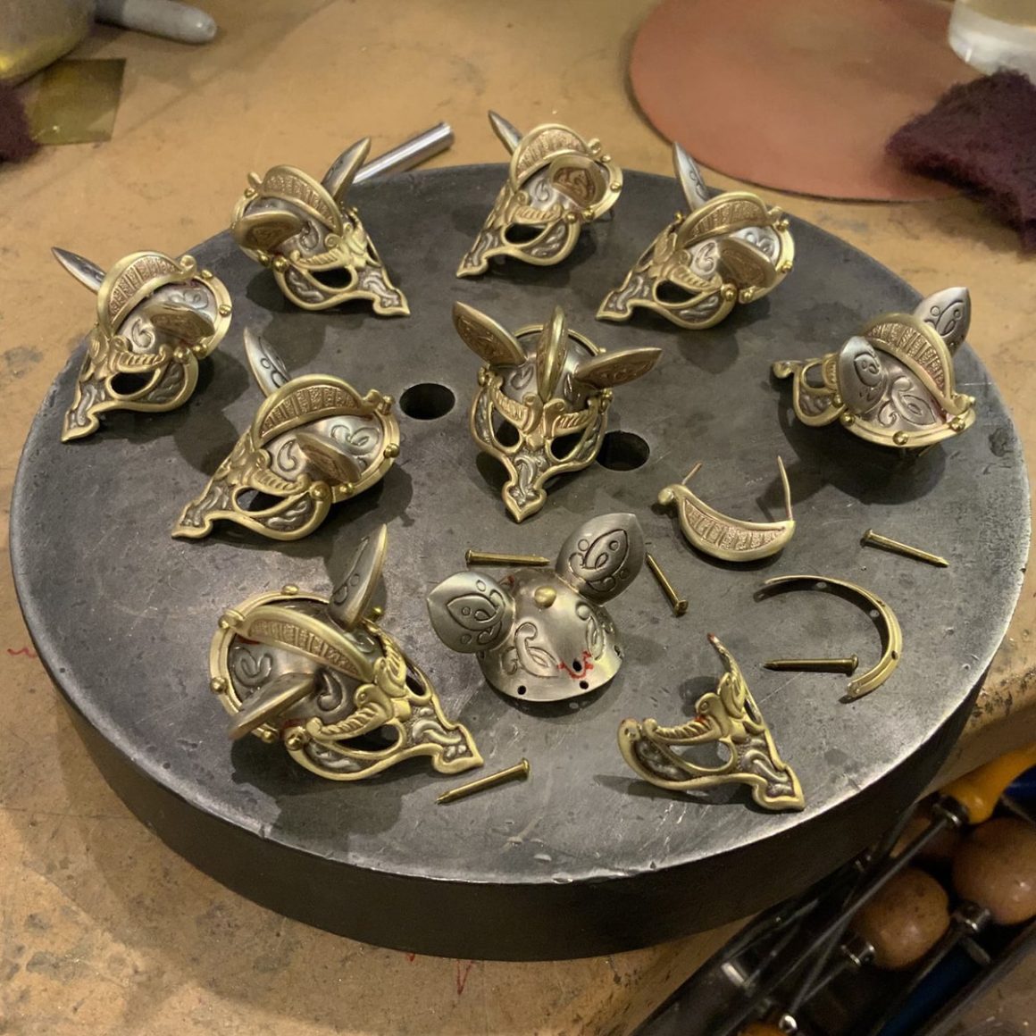 Le sculpteur Jeff De Boer crée d’adorables armures médiévales… pour les ...