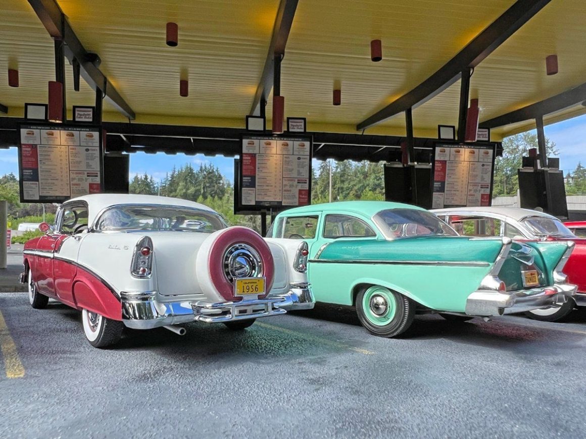 Il joue avec la perspective pour immortaliser des petites voitures ...