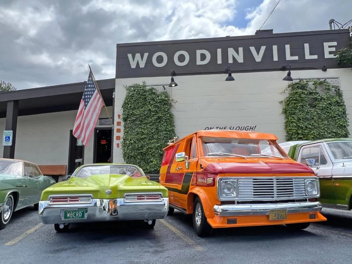 Il joue avec la perspective pour immortaliser des petites voitures ...