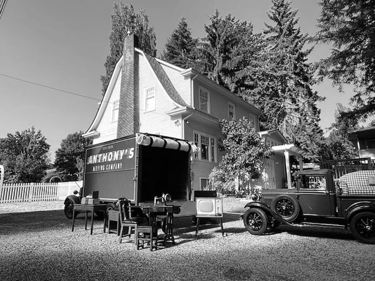 Il joue avec la perspective pour immortaliser des petites voitures ...