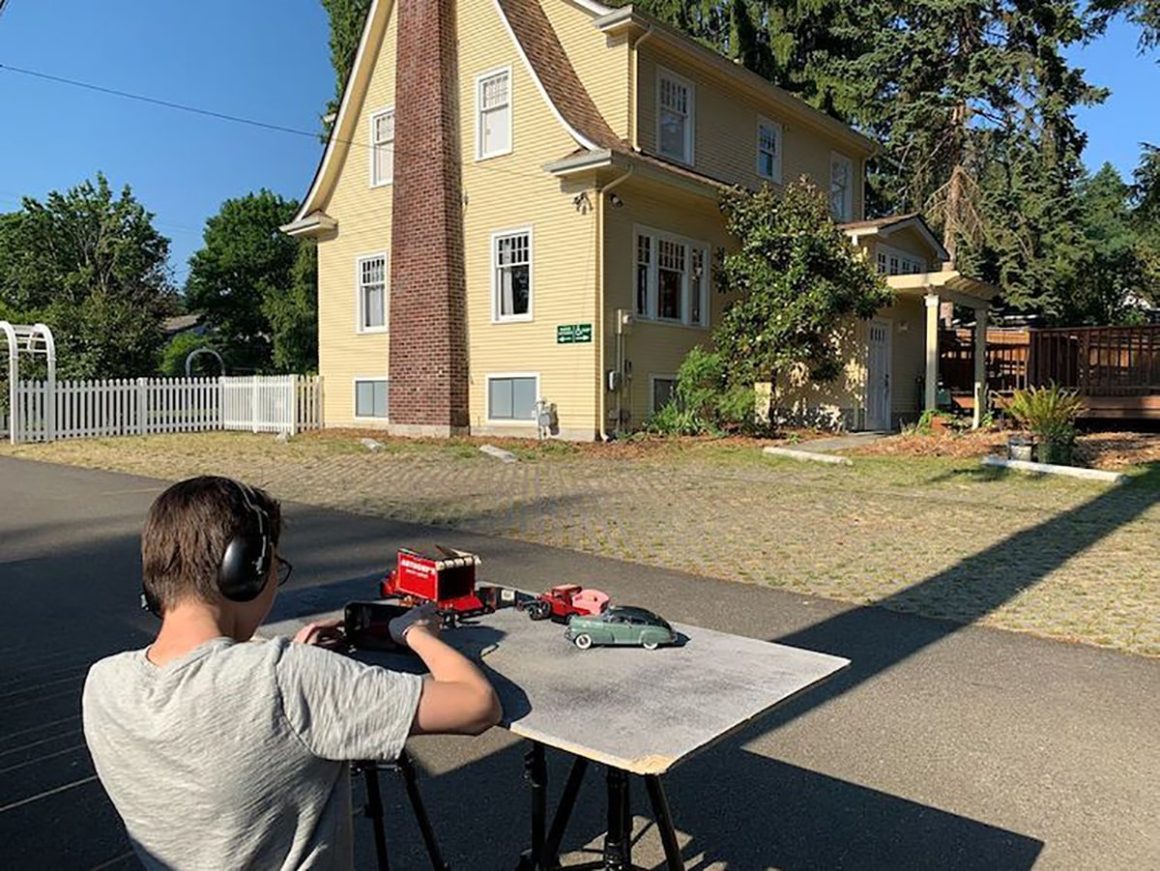 Il joue avec la perspective pour immortaliser des petites voitures ...