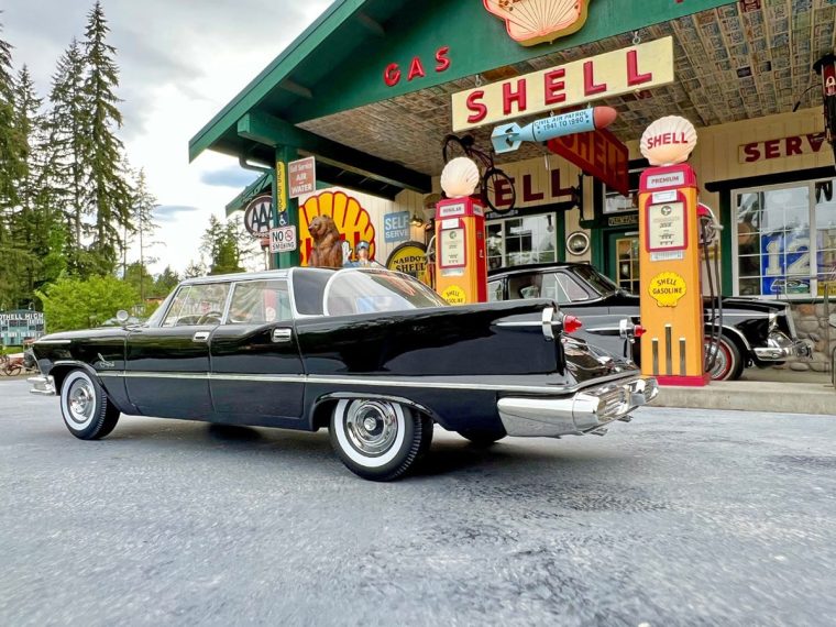 Il joue avec la perspective pour immortaliser des petites voitures ...