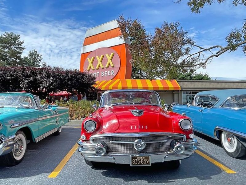 Il joue avec la perspective pour immortaliser des petites voitures ...