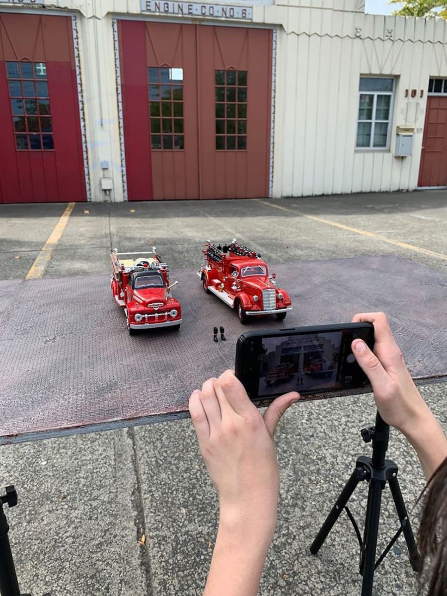 Il joue avec la perspective pour immortaliser des petites voitures ...