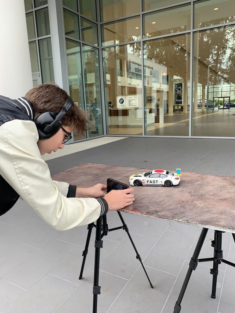 Il joue avec la perspective pour immortaliser des petites voitures ...